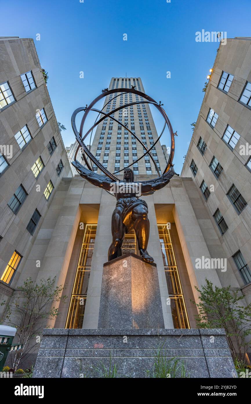 New York, USA: Rockefeller Center Atlas sculpture. Wide angle street ...