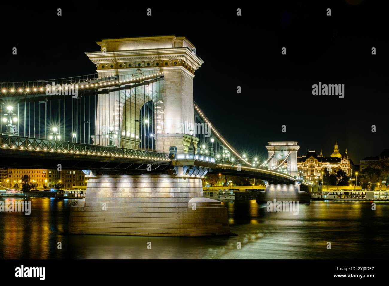 Night view under bridge hi-res stock photography and images - Alamy