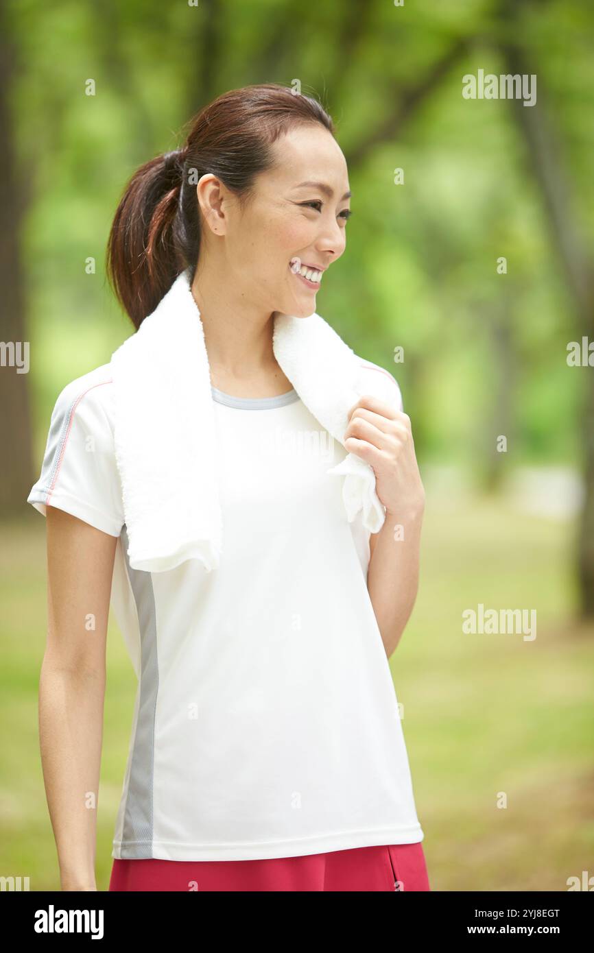 Towel around body hi-res stock photography and images - Alamy