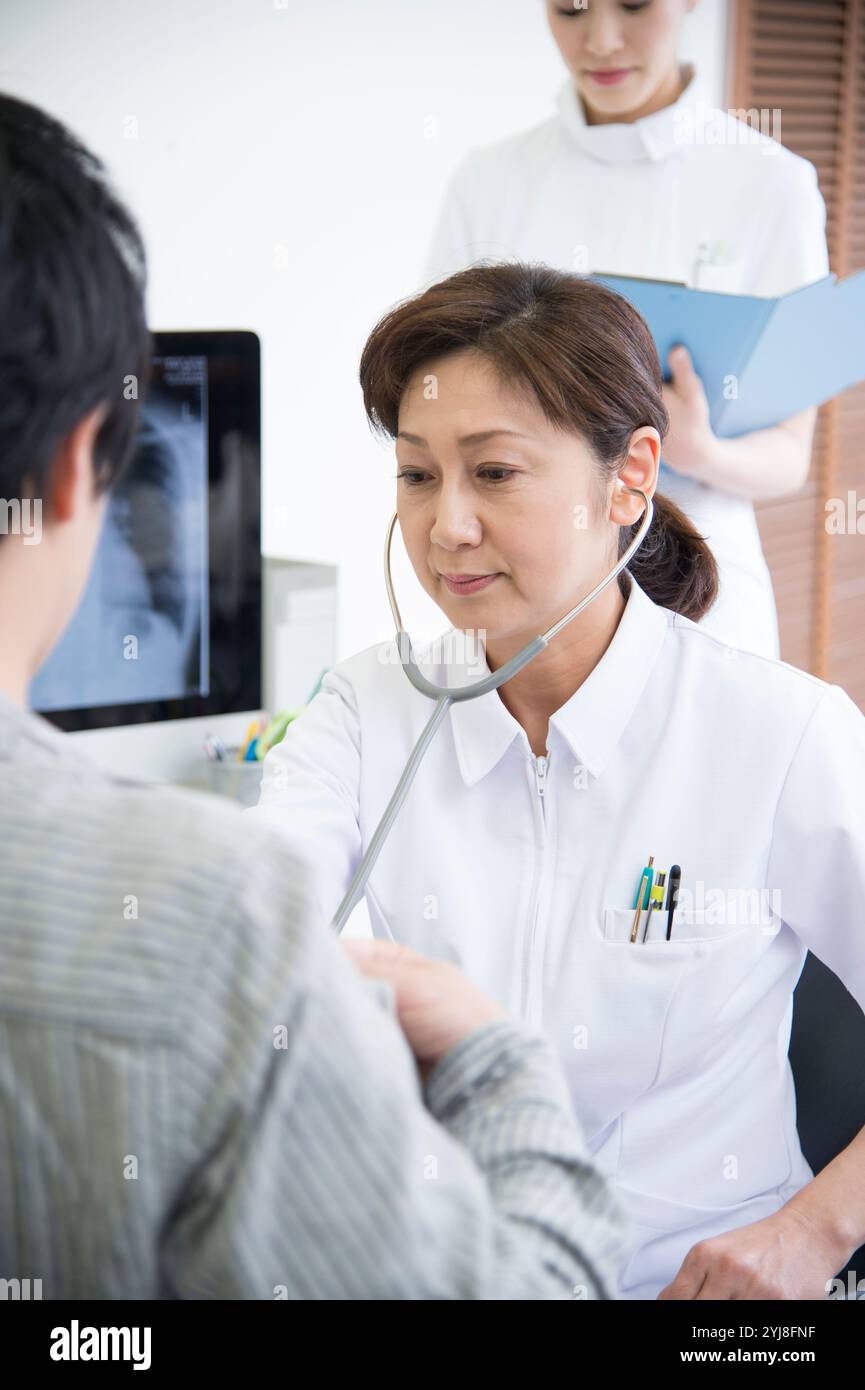Back view male female doctors hi-res stock photography and images - Alamy