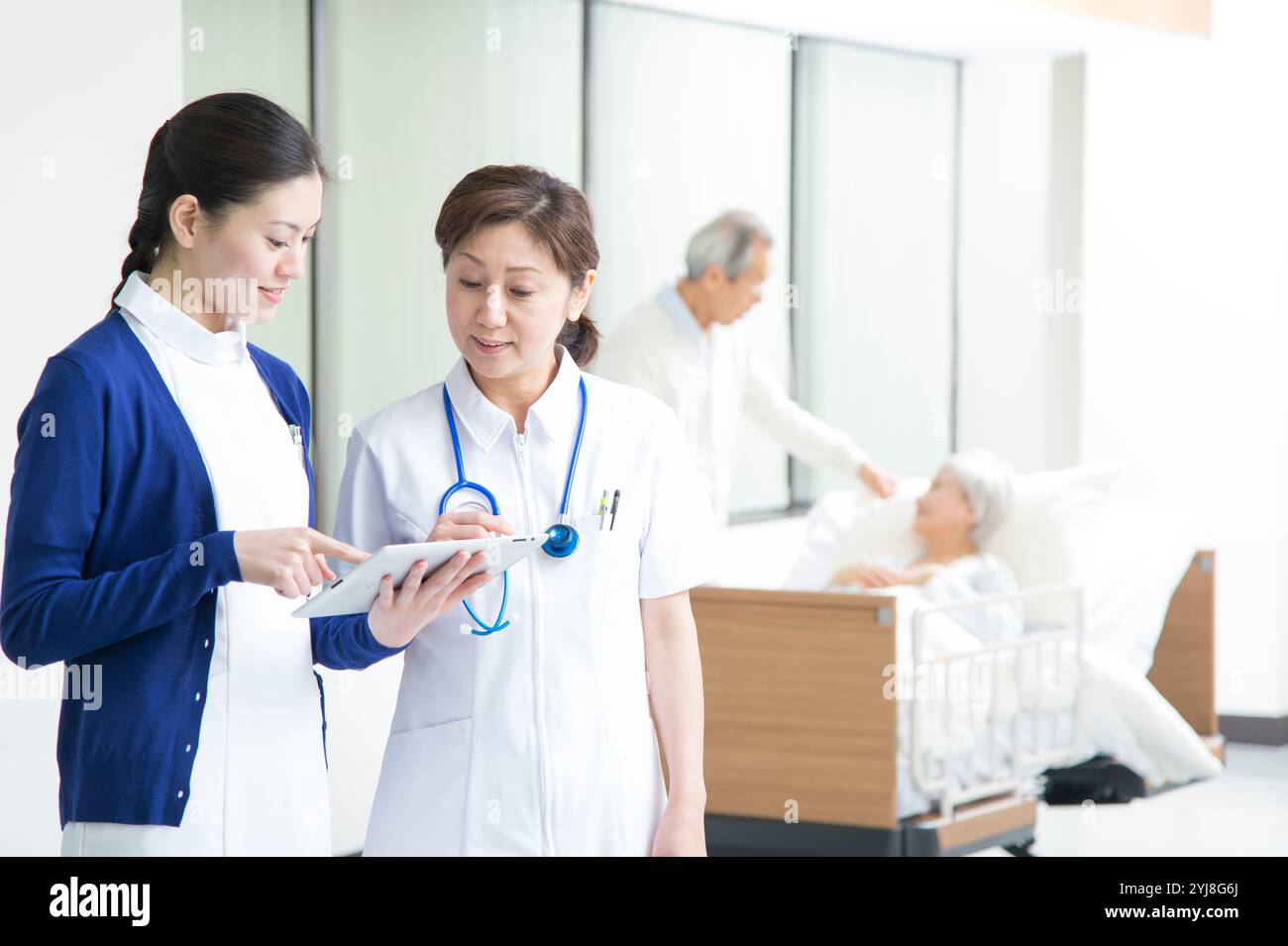 Hospitalised senior patient, female doctor and nurse Stock Photo - Alamy