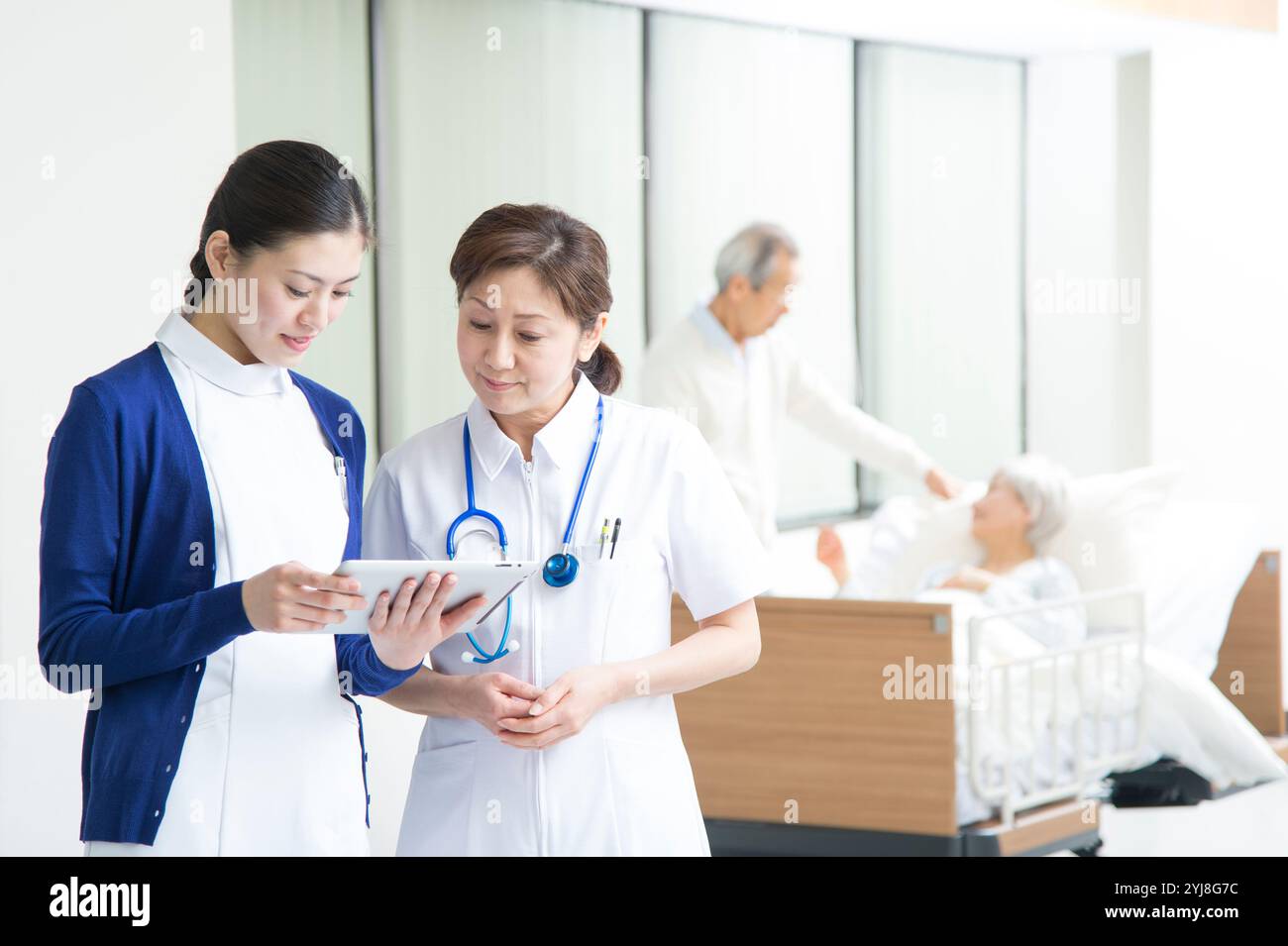Hospitalised senior patient, female doctor and nurse Stock Photo - Alamy