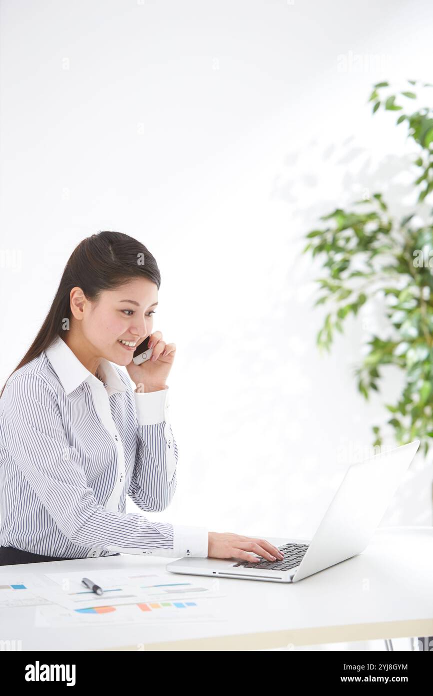 Lady at a desk hi-res stock photography and images - Alamy