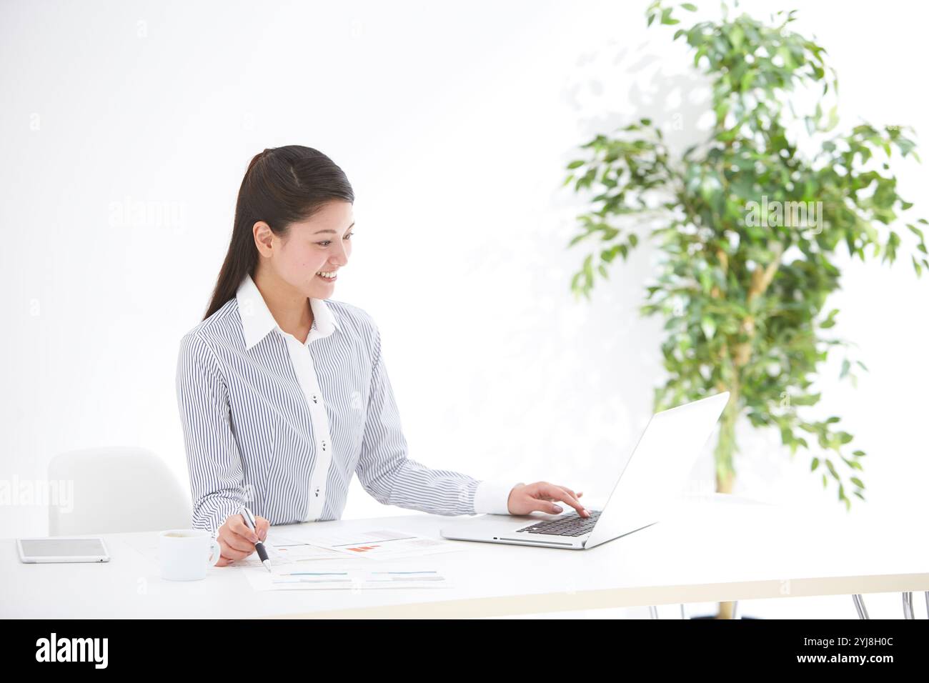 Lady at a desk hi-res stock photography and images - Alamy