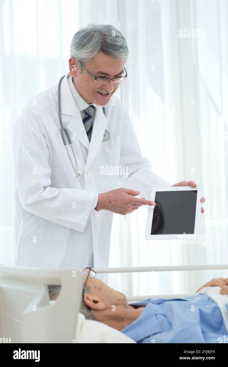 Doctor examining old man hi-res stock photography and images - Alamy