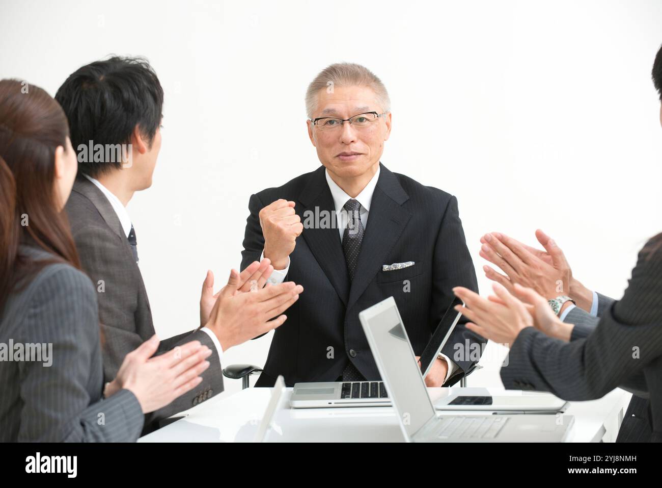 Office business people applause hi-res stock photography and images - Alamy