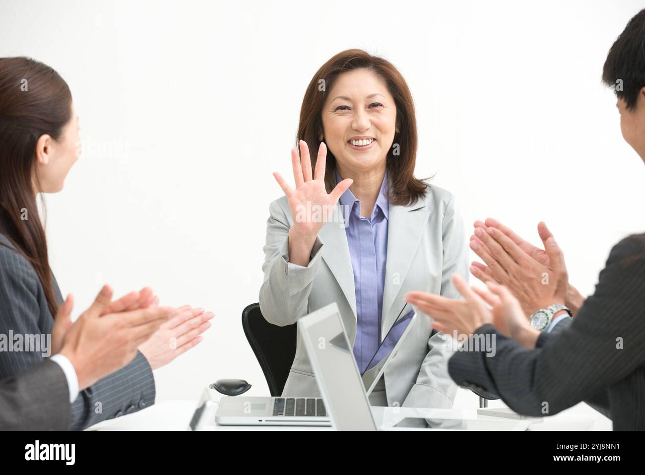 Office business people applause hi-res stock photography and images - Alamy
