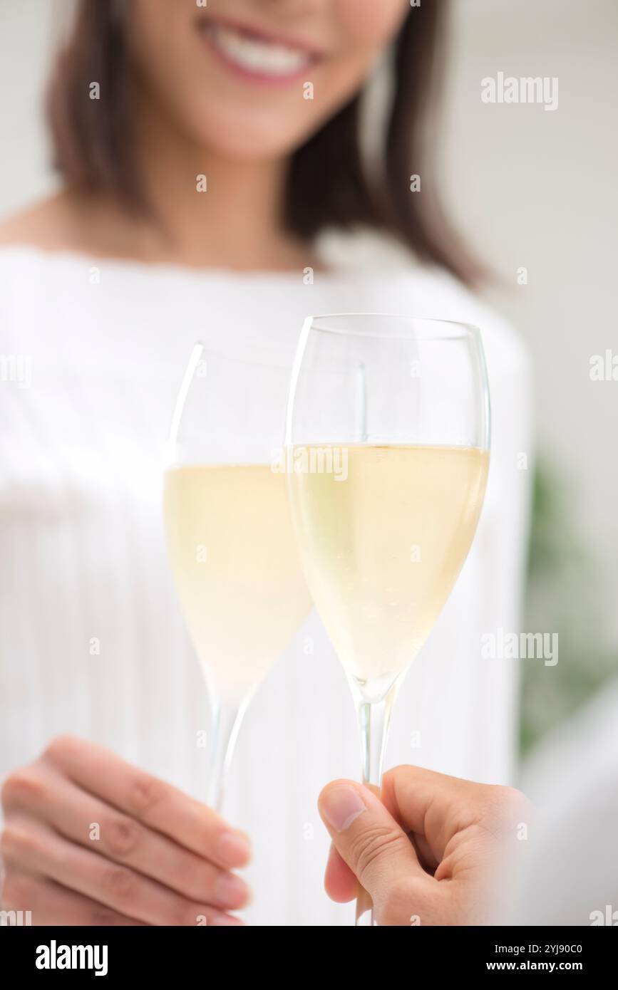Couple in their 20s toasting with champagne Stock Photo - Alamy
