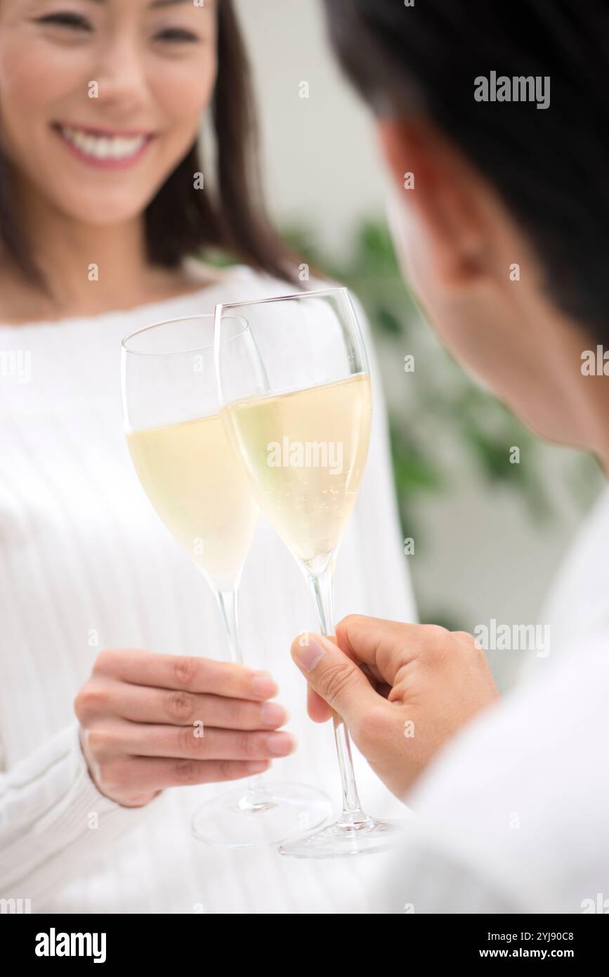 Couple in their 20s toasting with champagne Stock Photo - Alamy