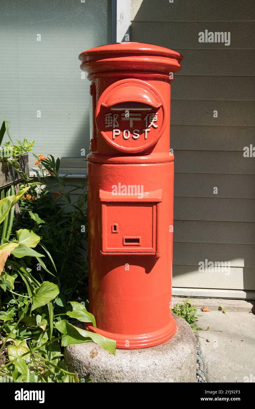 Round post box hi-res stock photography and images - Alamy