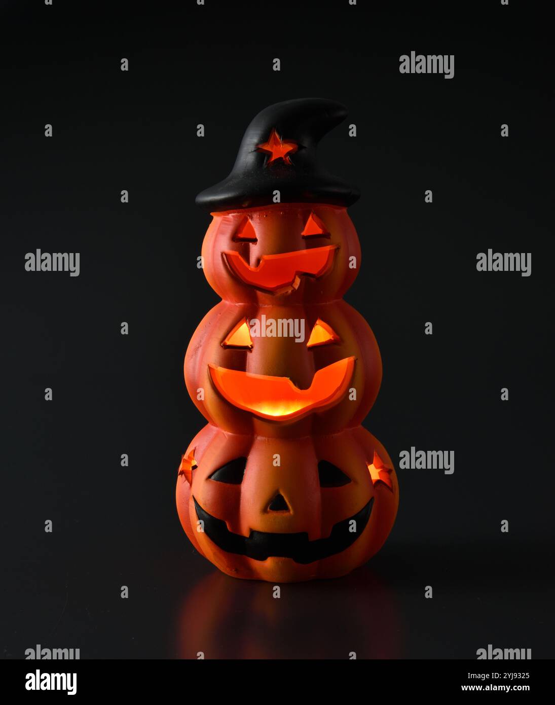 Halloween objects hi-res stock photography and images - Alamy