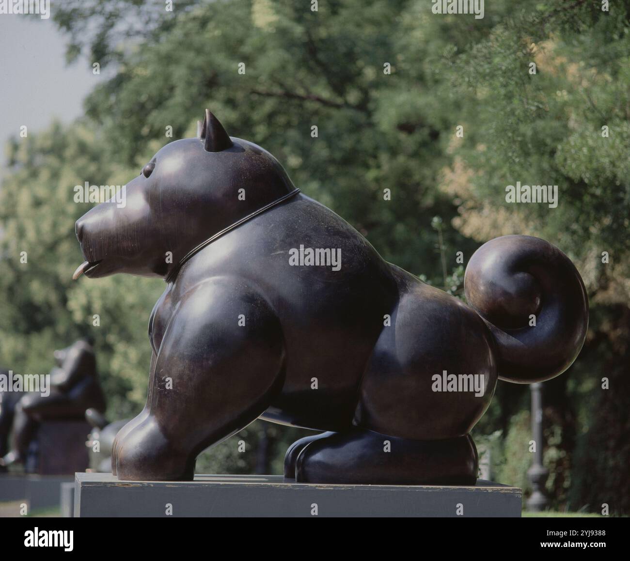 PERRO - VISTA LATERAL - SIGLO XX. Author: FERNANDO BOTERO. Location ...