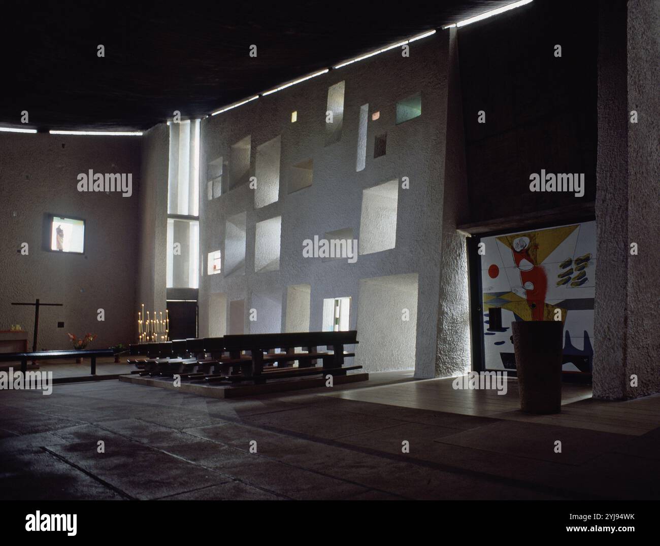 INTERIOR DE LA CAPILLA NOTRE DAME DU HAUT EN RONCHAMP CONSTRUIDA ENTRE ...