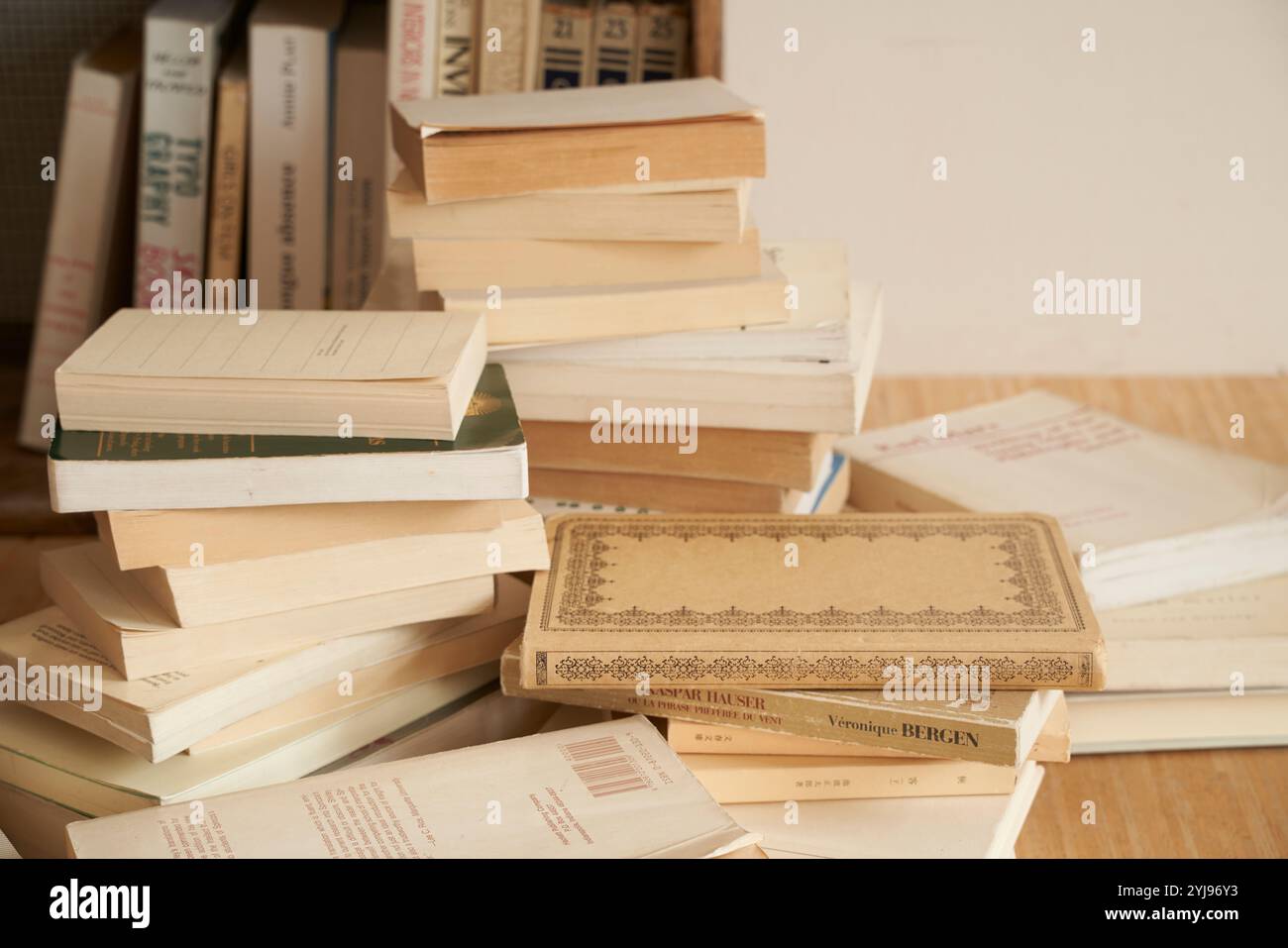 Messy pile books hi-res stock photography and images - Alamy