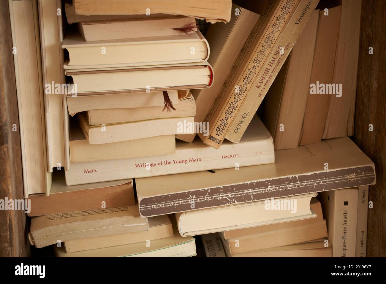 Many books piled up in a messy pile Stock Photo - Alamy