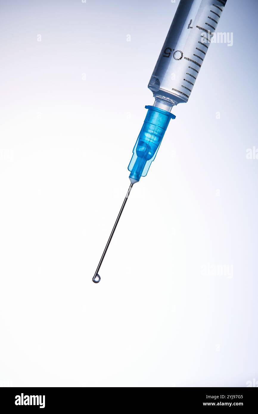Syringe liquid drip hi-res stock photography and images - Alamy