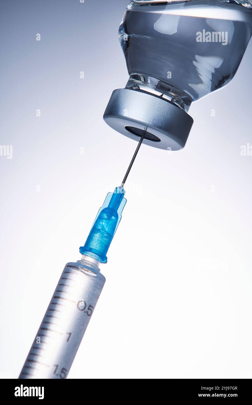 Syringes medical vials hi-res stock photography and images - Alamy