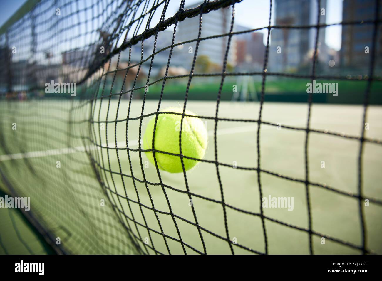 Hitting tennis ball hi-res stock photography and images - Alamy
