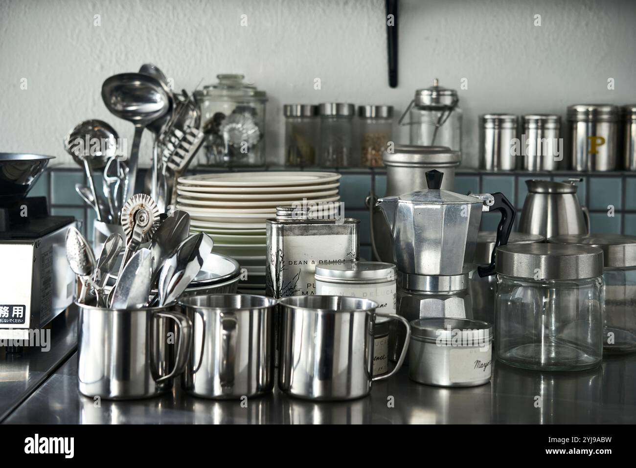 Silver kitchen bin hi-res stock photography and images - Alamy