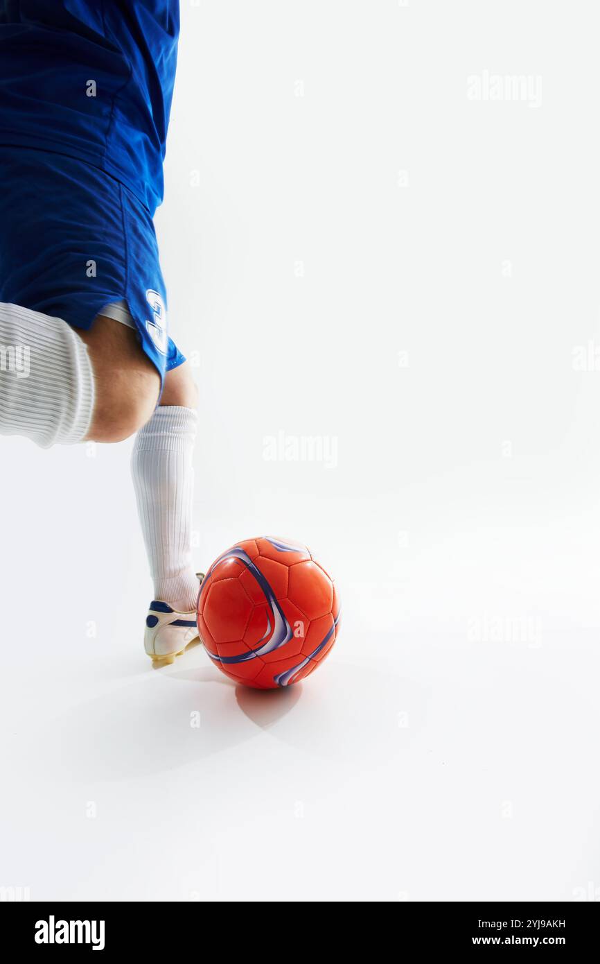Soccer players ball kick hi-res stock photography and images - Alamy