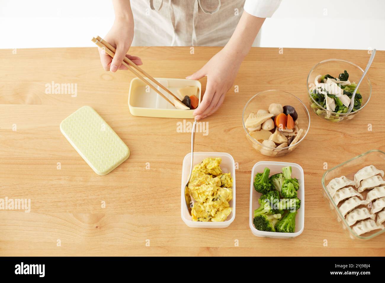 Woman tupperware lunch hi-res stock photography and images - Alamy