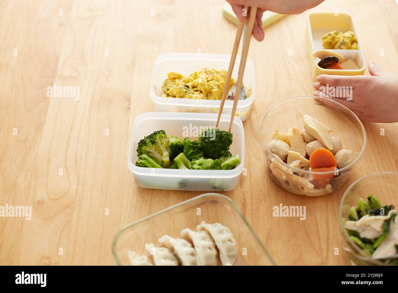 Woman tupperware lunch hi-res stock photography and images - Alamy