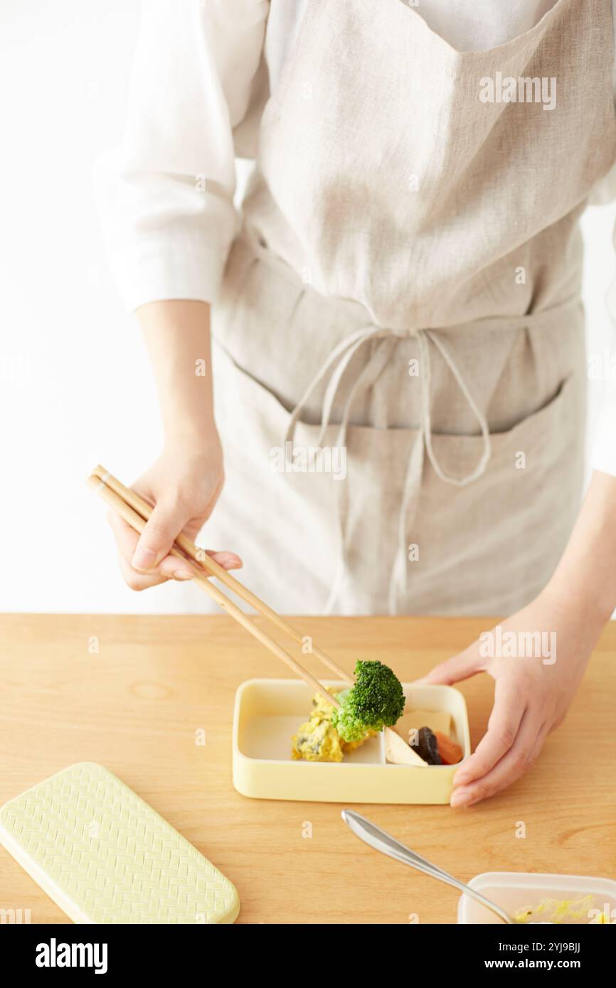 Woman tupperware lunch hi-res stock photography and images - Alamy