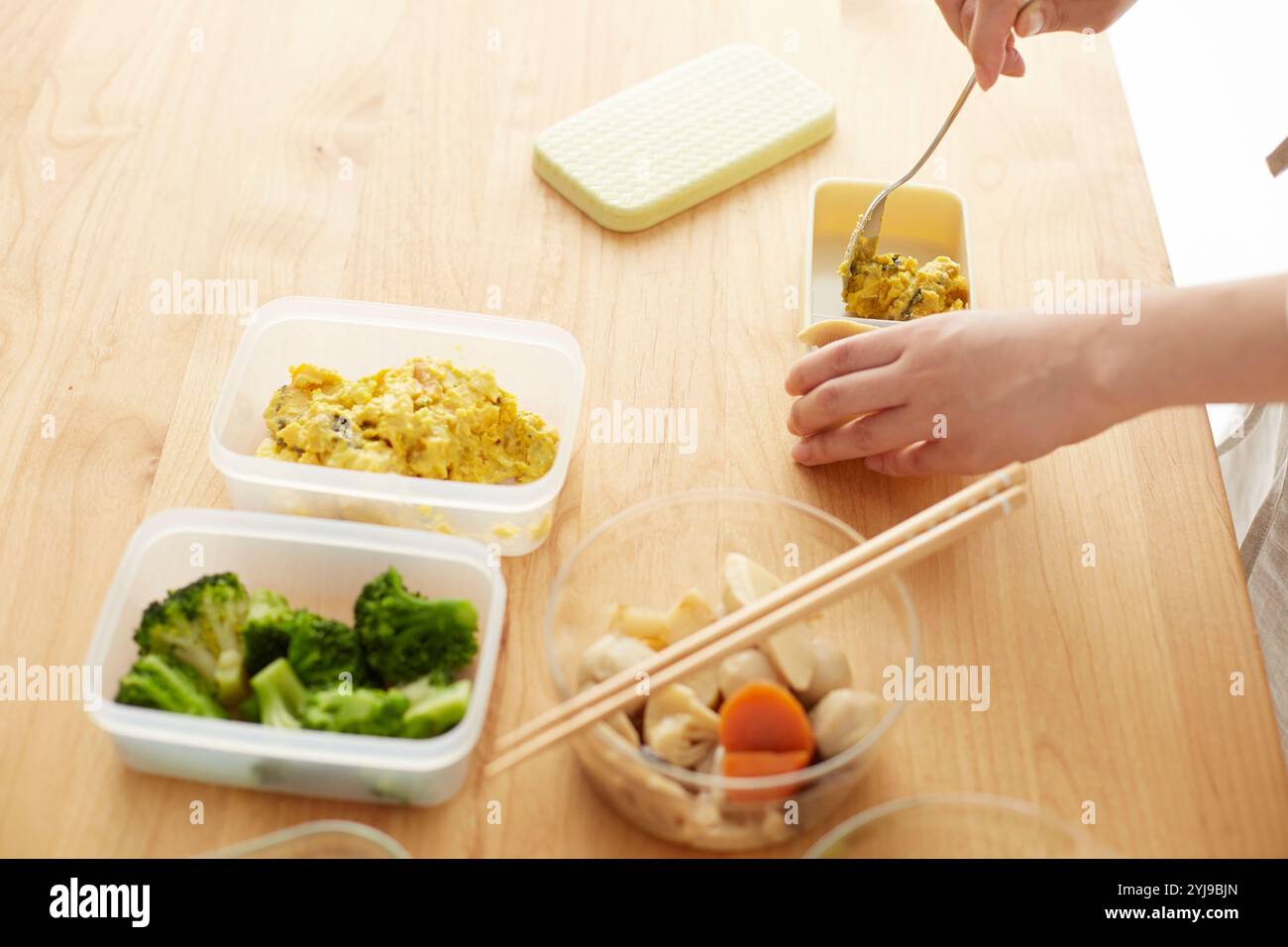 Woman packing food in Tupperware into a lunchbox Stock Photo - Alamy