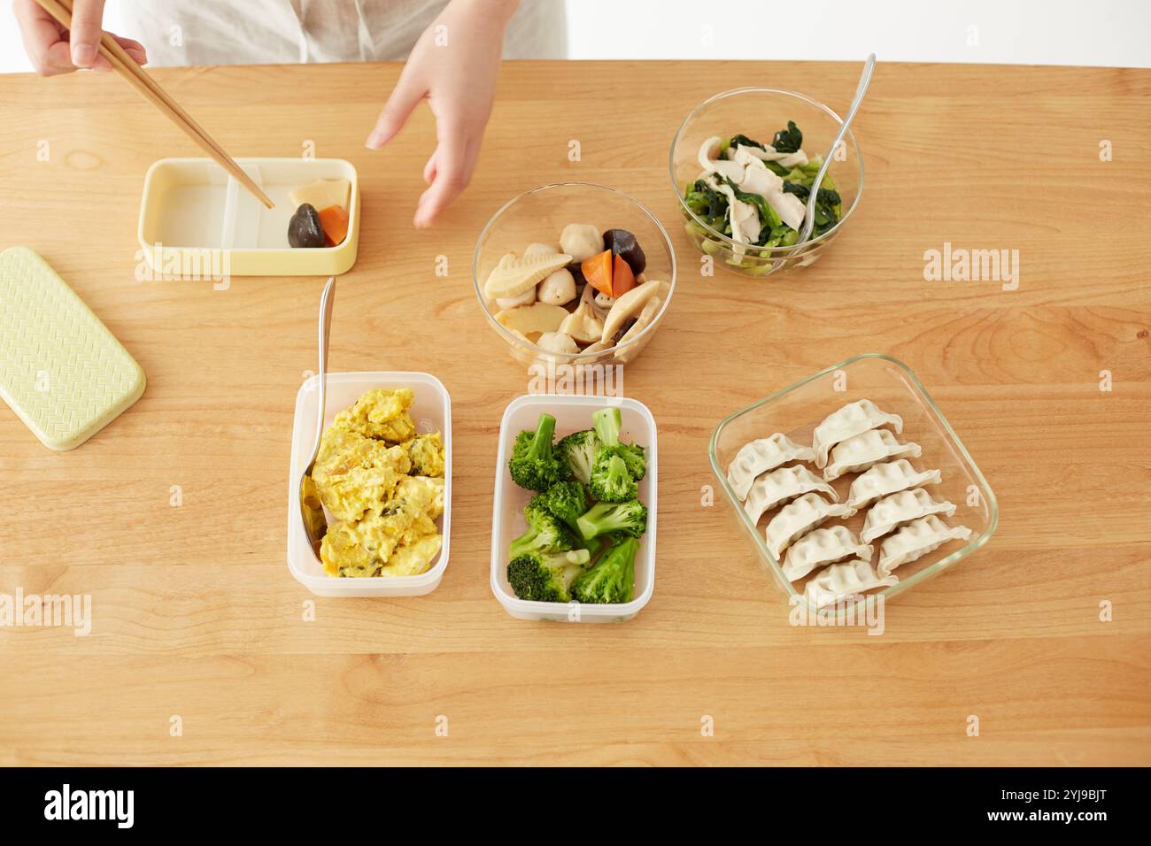Woman tupperware lunch hi-res stock photography and images - Alamy