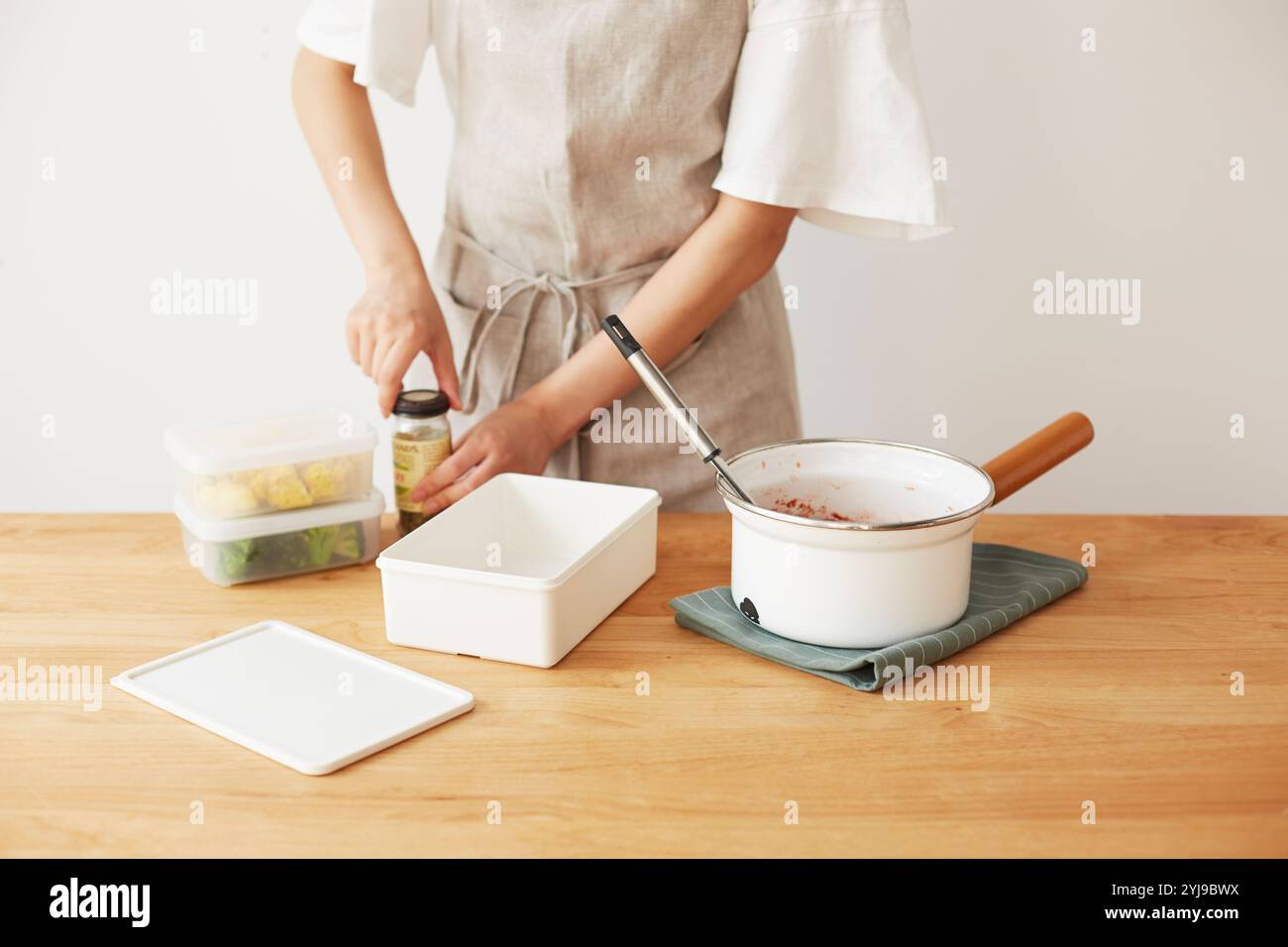 Tupperware woman hi-res stock photography and images - Alamy