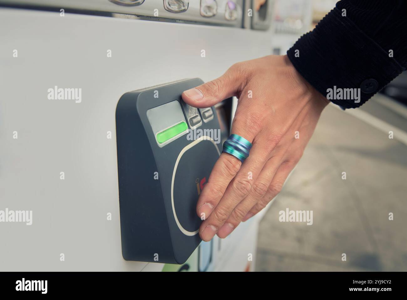 Vending machine 18 hi-res stock photography and images - Alamy
