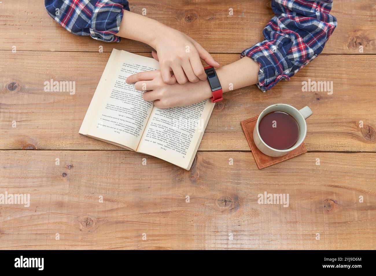 Woman reading with smartwatch Stock Photo - Alamy