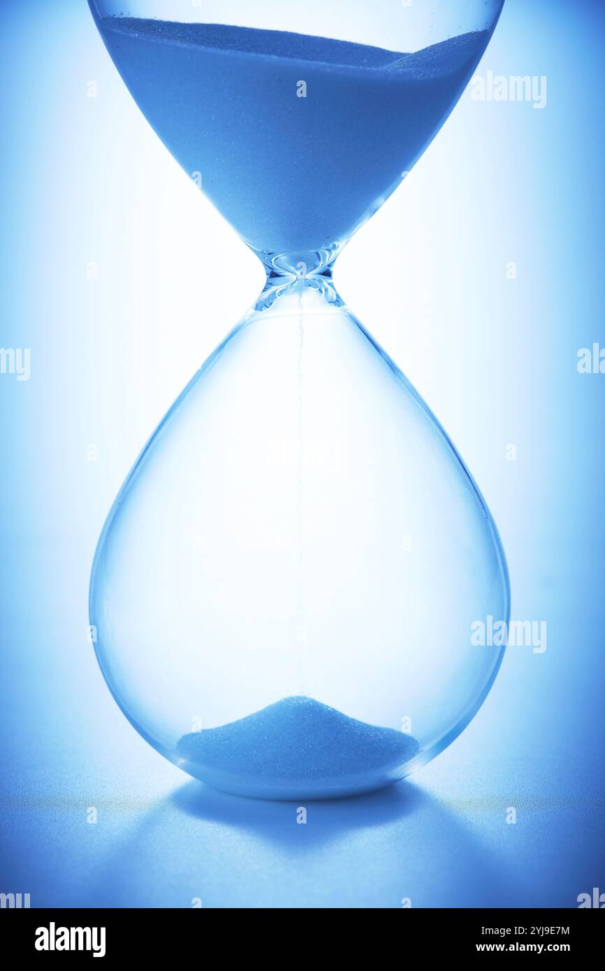 Hourglass sand falling hi-res stock photography and images - Alamy