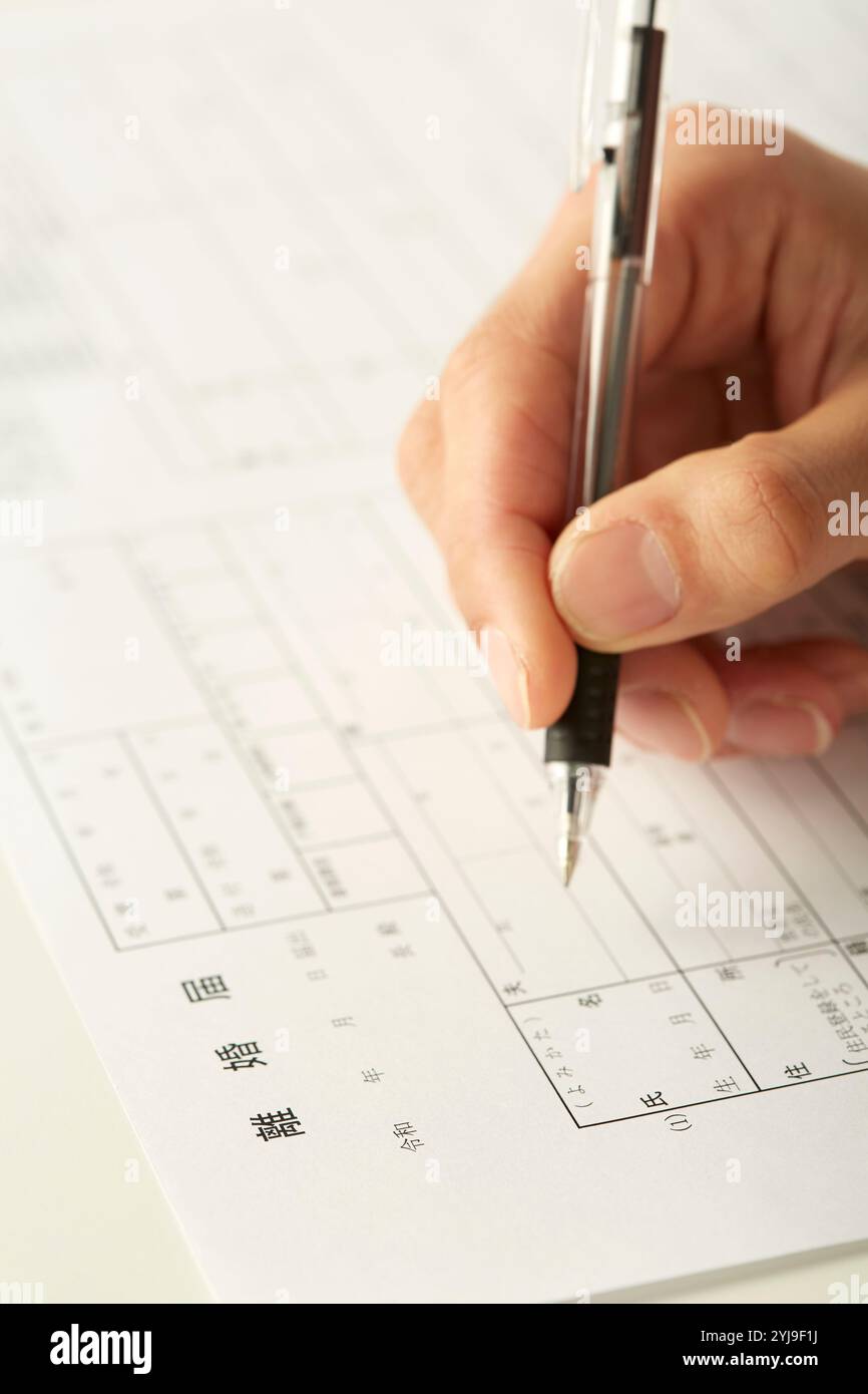 Hand to fill in divorce papers Stock Photo - Alamy