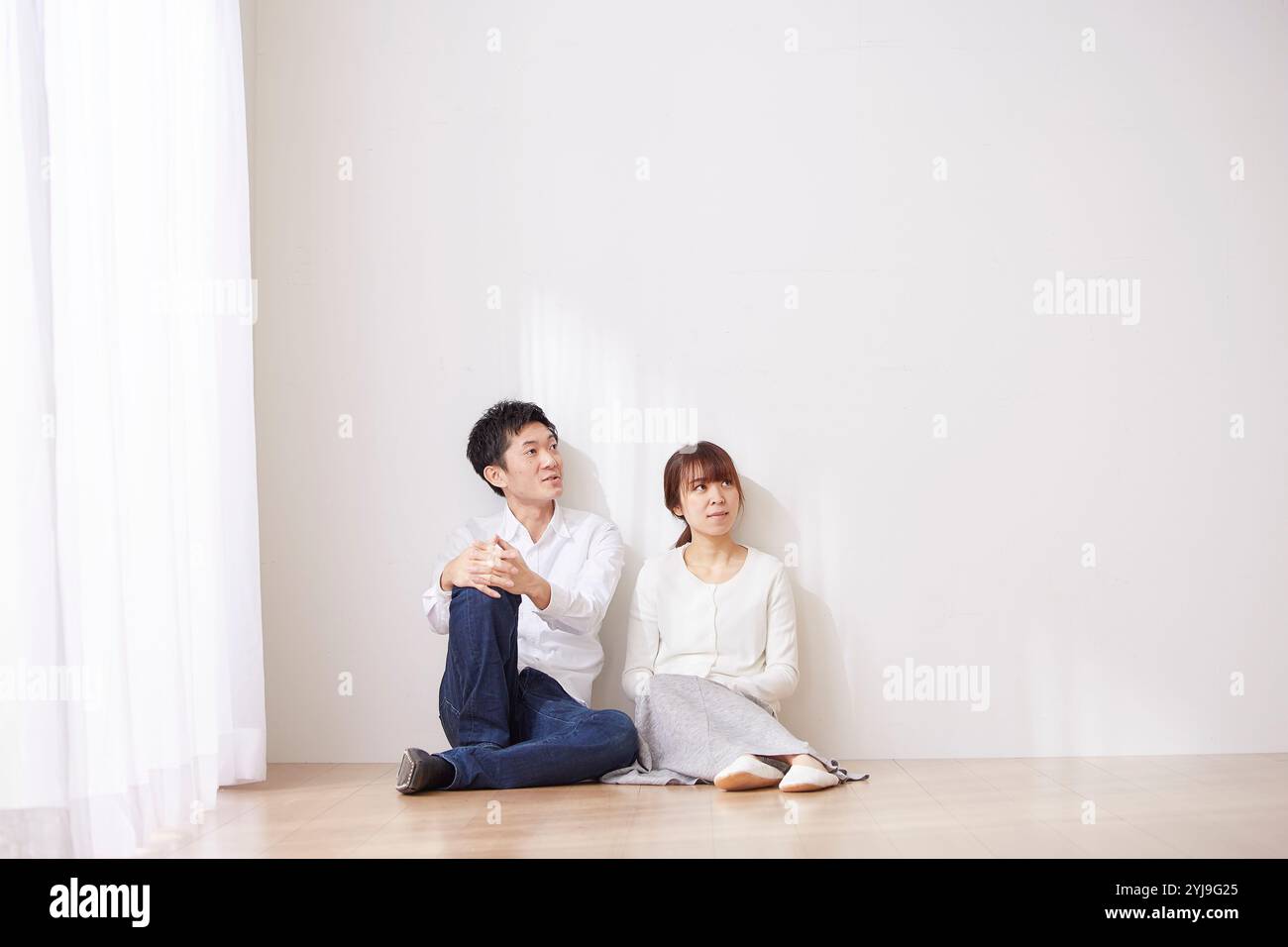 Man sit against wall hi-res stock photography and images - Alamy