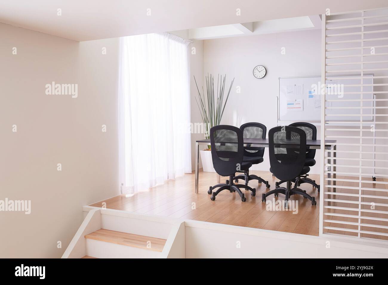 White meeting room natural hi-res stock photography and images - Alamy