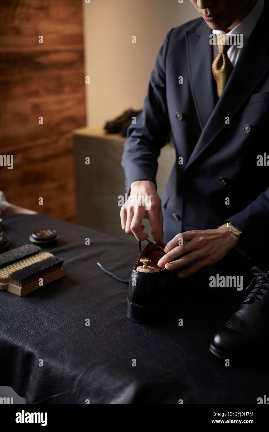 Untying hi-res stock photography and images - Alamy