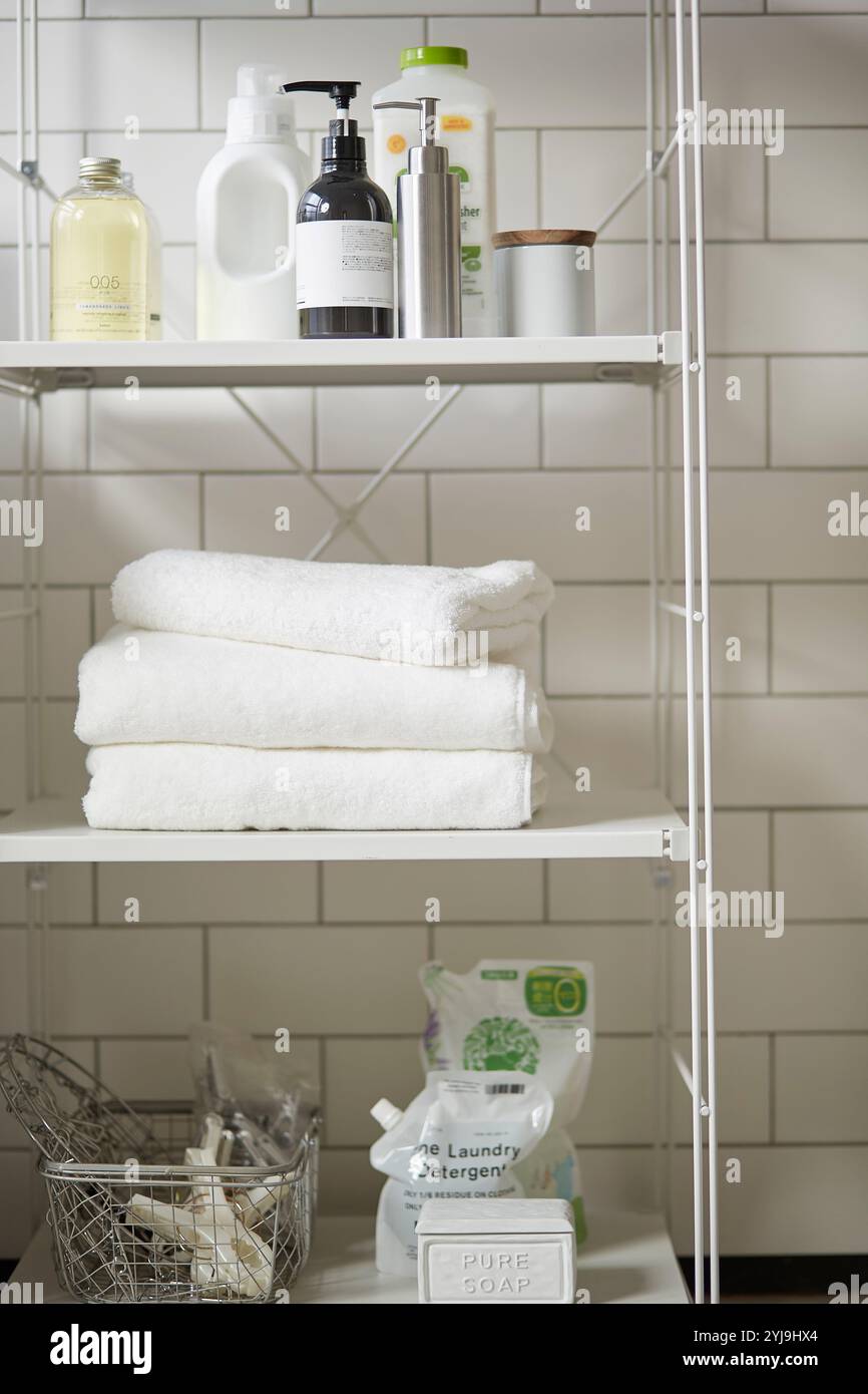 Simple shop front hi-res stock photography and images - Alamy