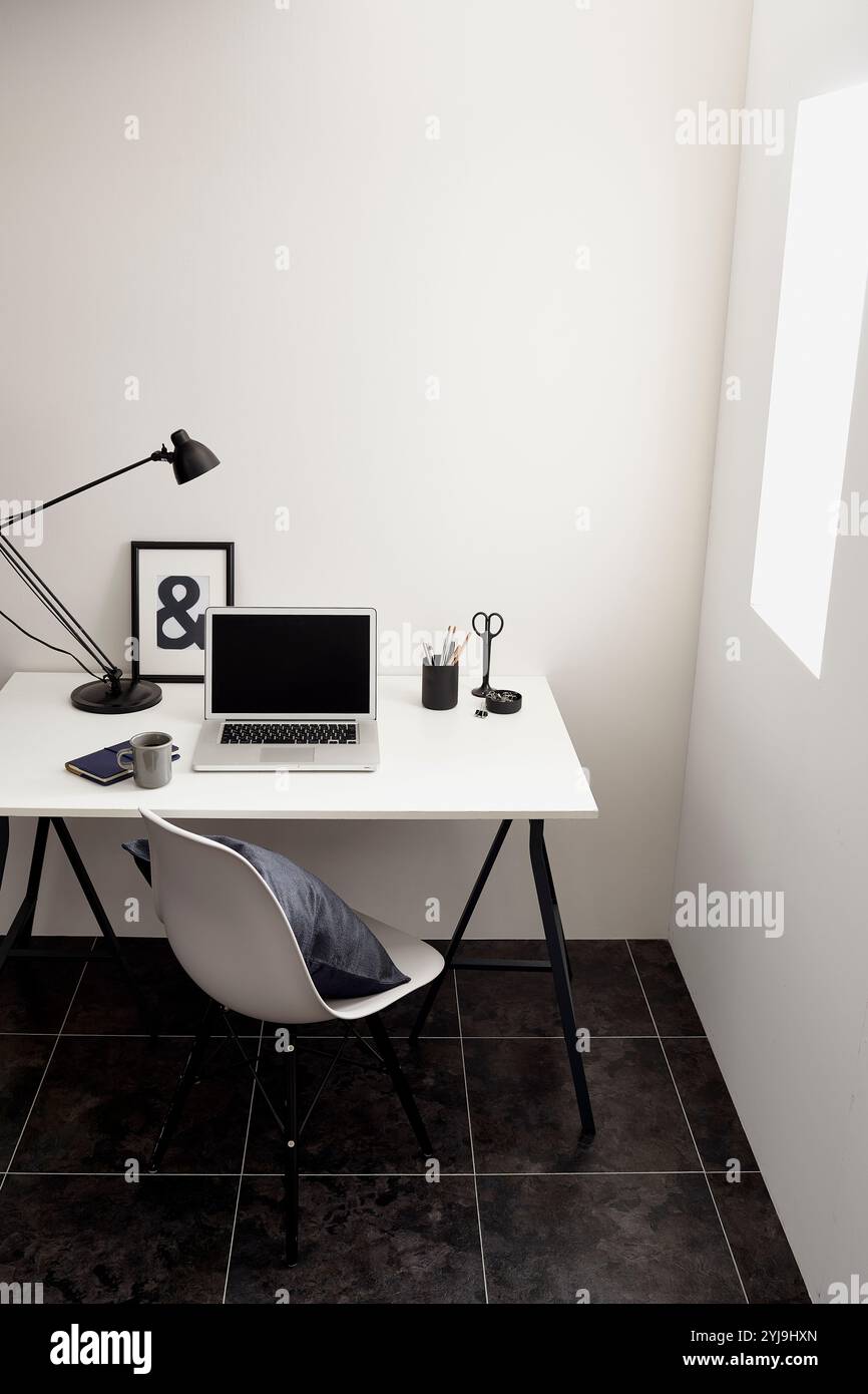 Desk interior hi-res stock photography and images - Alamy