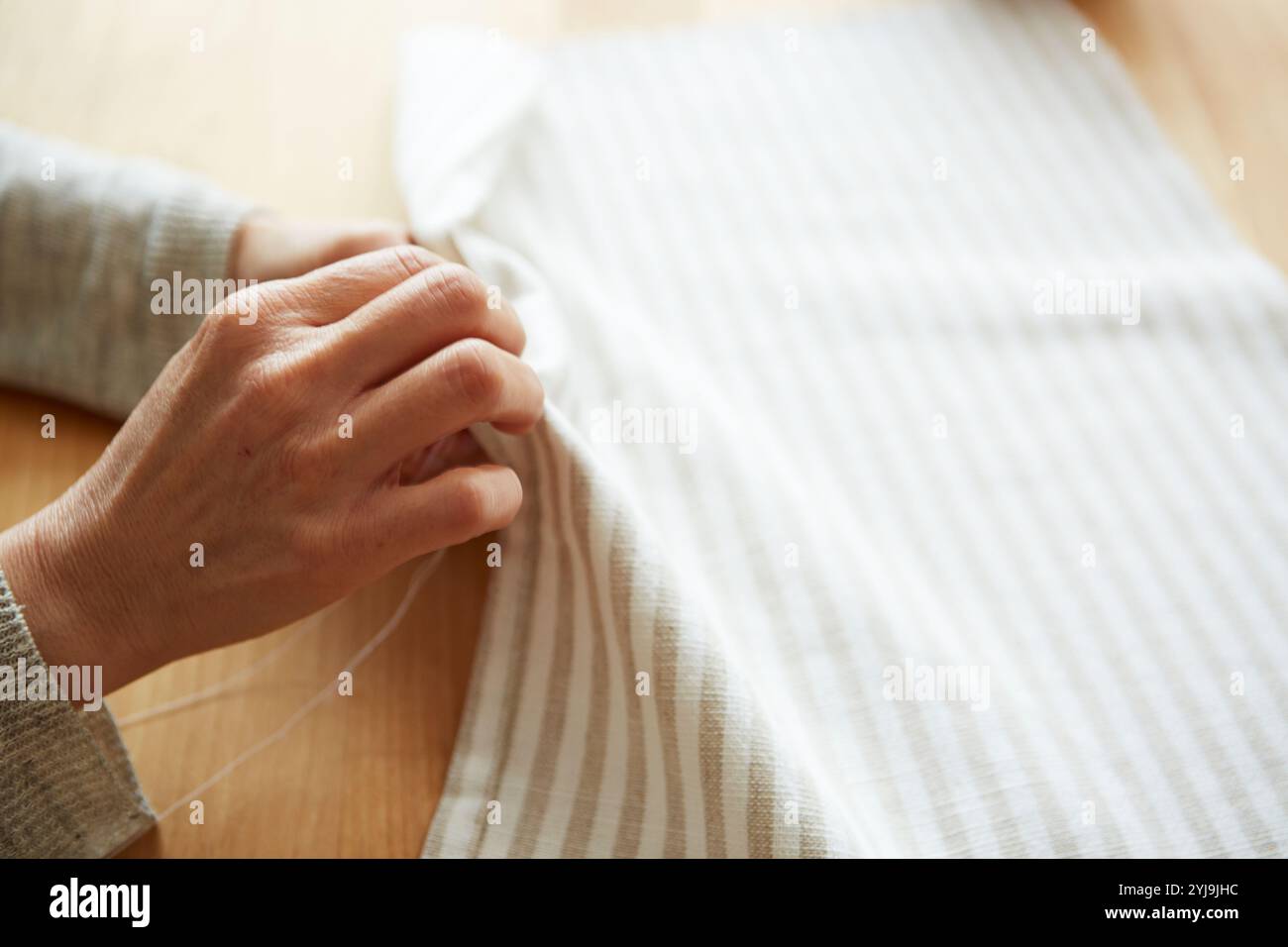 Woman hand sewing by hand hi-res stock photography and images - Alamy