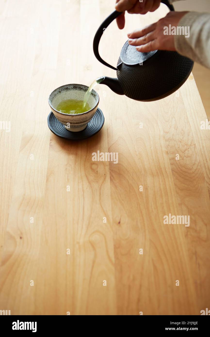Japanese woman pouring tea hi-res stock photography and images - Alamy