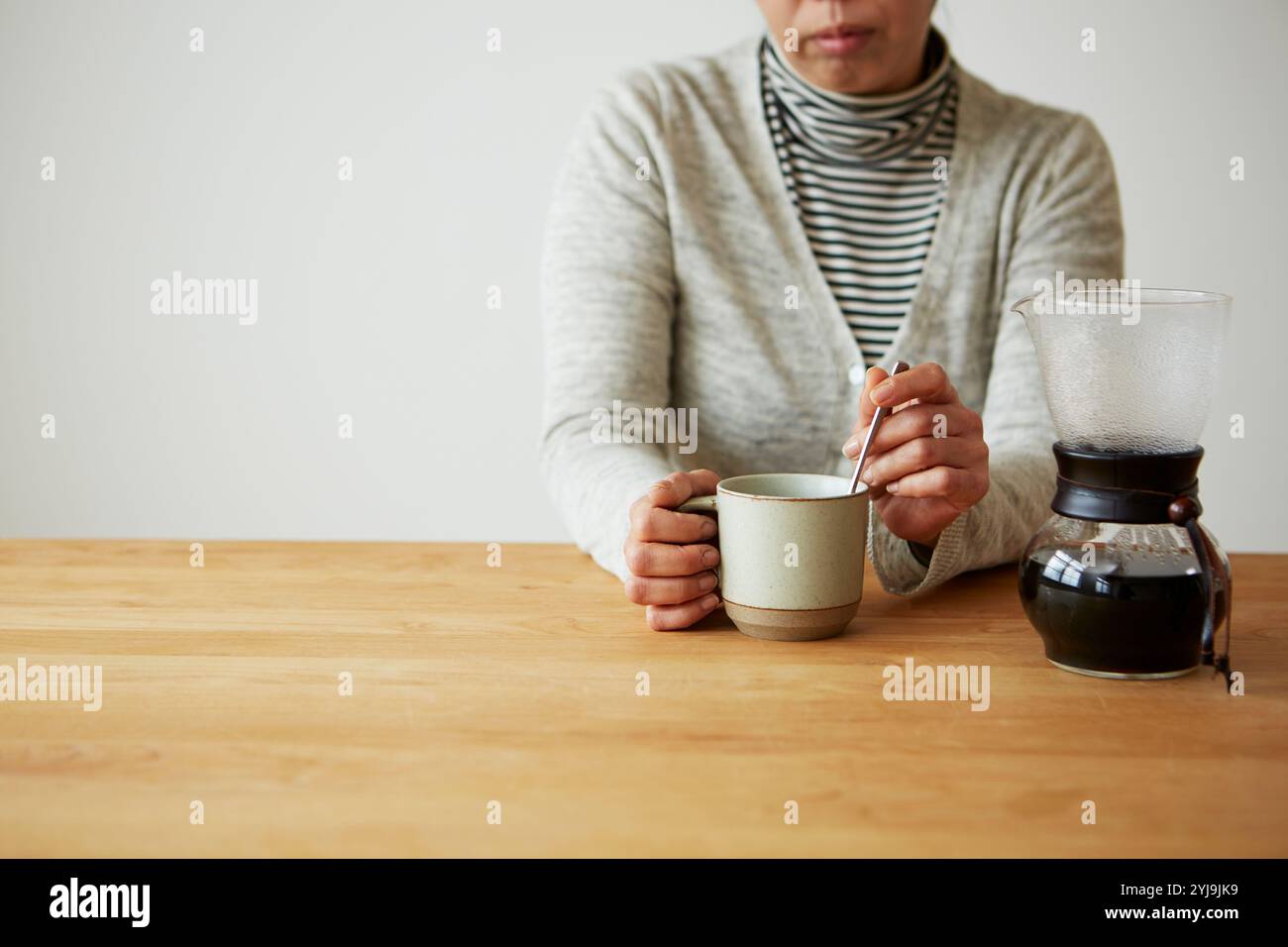 Womans hand cup coffee hi-res stock photography and images - Alamy