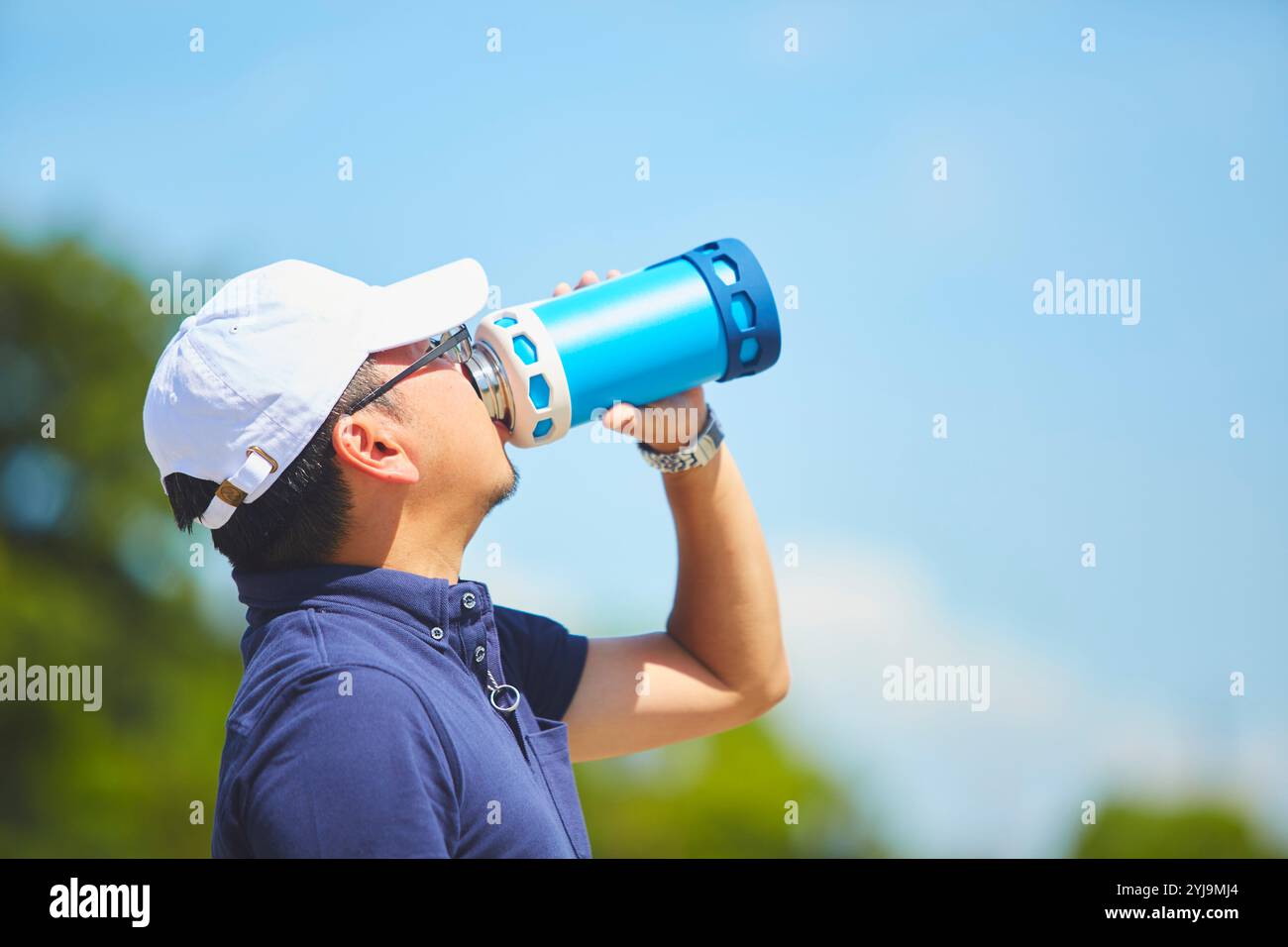 Worker rehydrating under the hot sun Stock Photo - Alamy