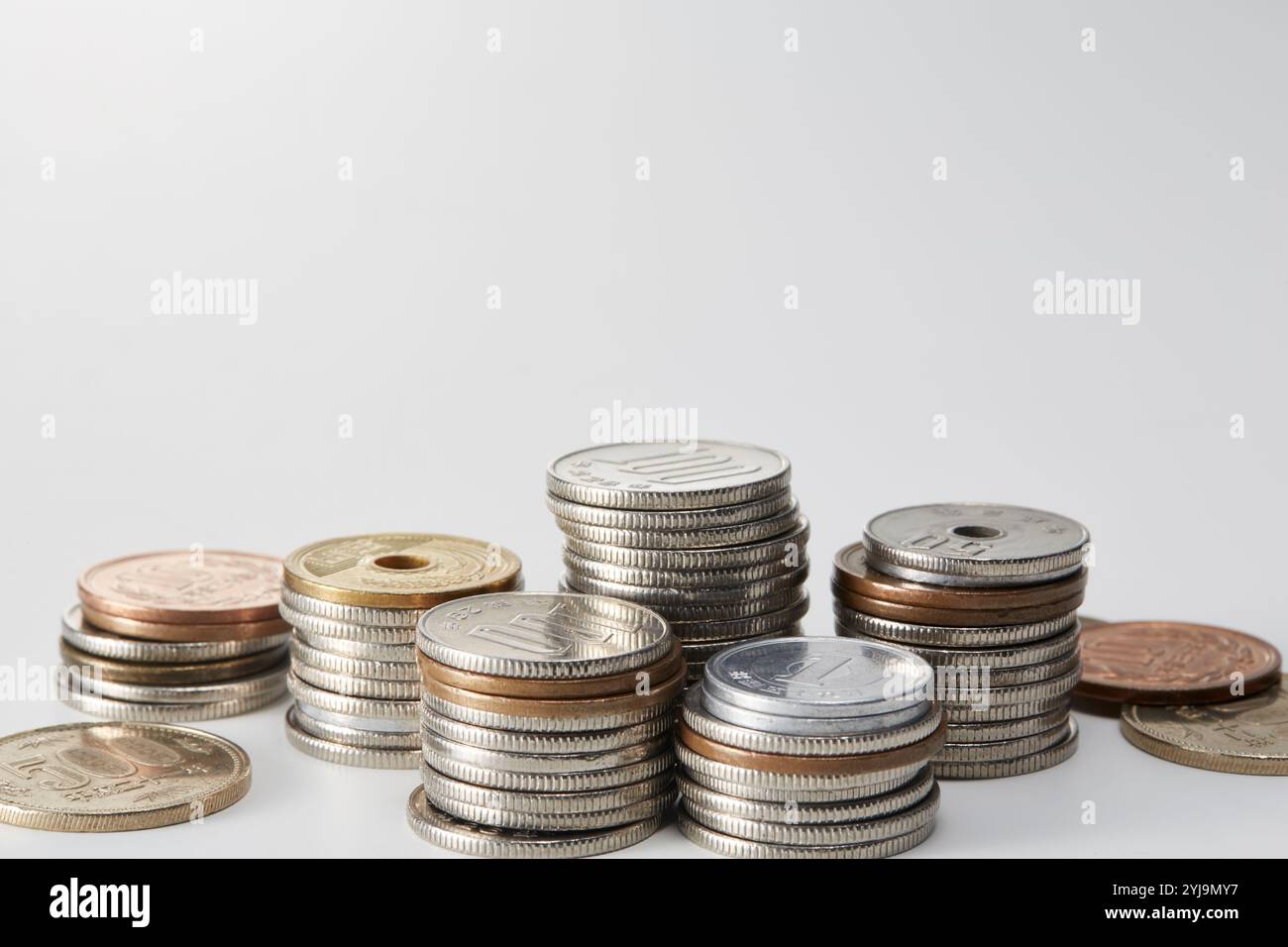 Stacks of Japanese coins Stock Photo - Alamy