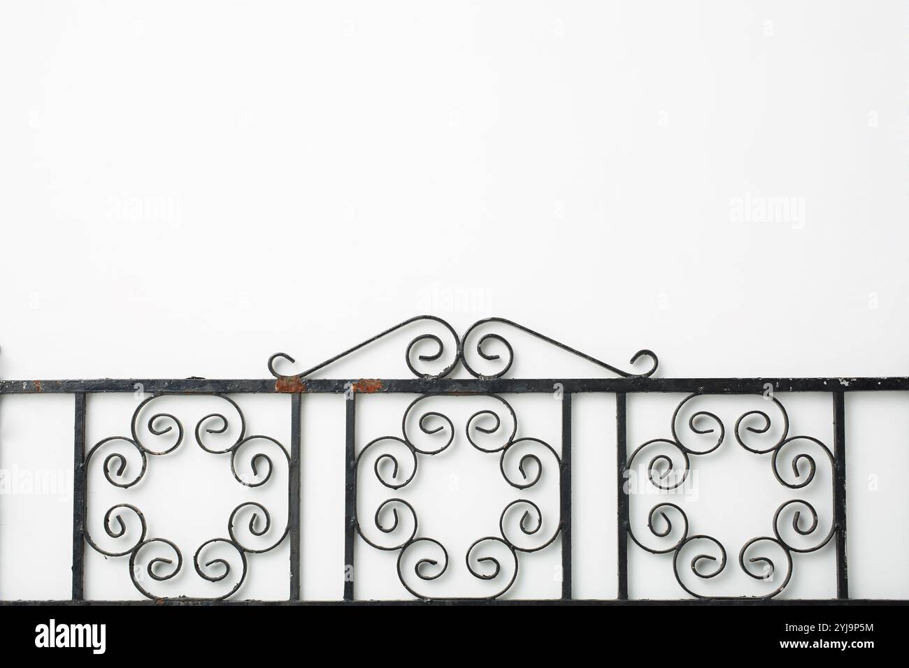 Black line classic iron fence hi-res stock photography and images - Alamy