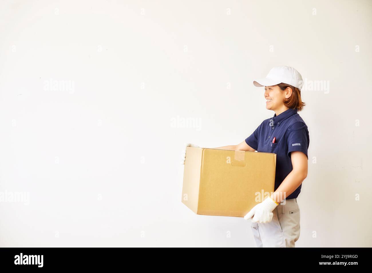 Help carry a box hi-res stock photography and images - Alamy