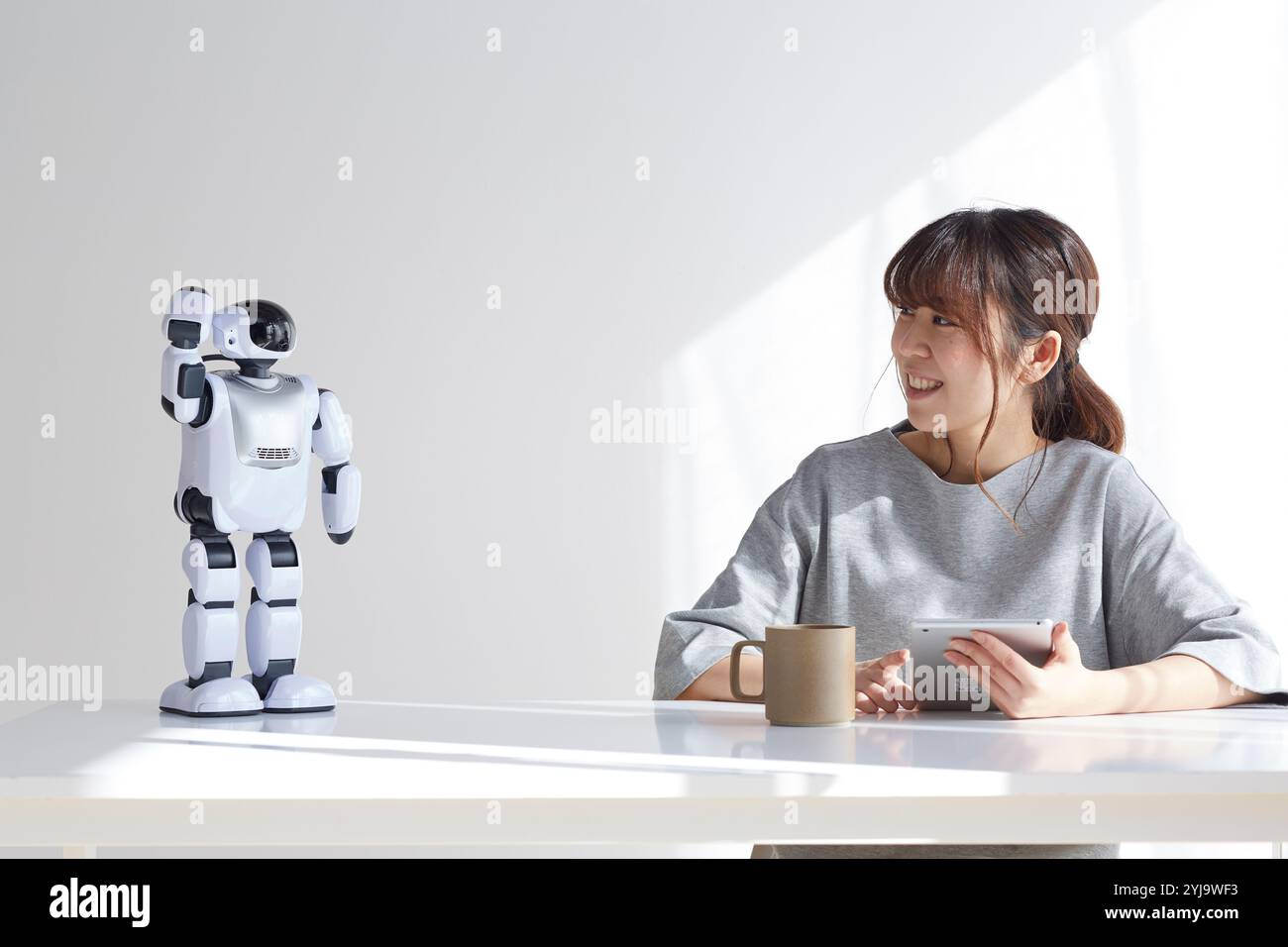 Robot help people hi-res stock photography and images - Alamy