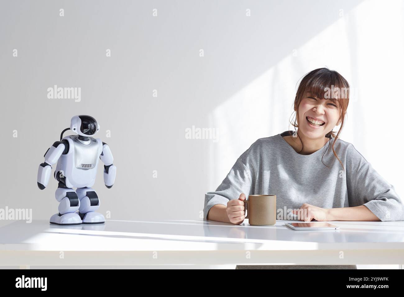 Woman network brain hi-res stock photography and images - Alamy