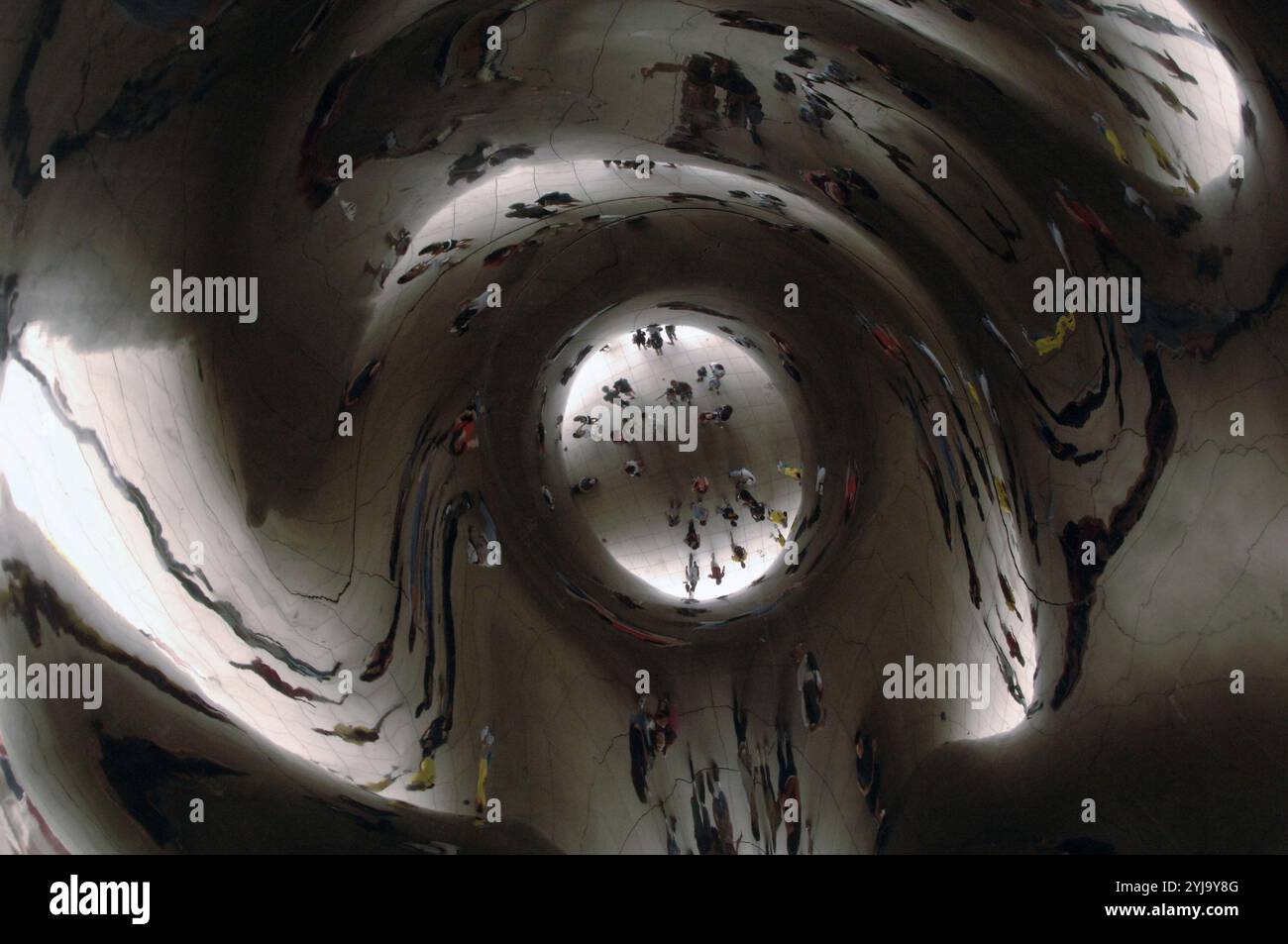 REFLEJOS en la ESCULTURA "CLOUD GATE" (2004-2006) realizada en acero ...