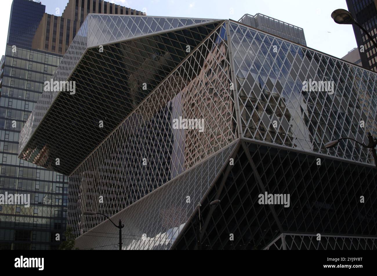 BIBLIOTECA CENTRAL DE SEATTLE. Diseñada en 1999 por el arquitecto ...